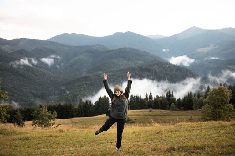 Trekking ze stomią – jak bezpiecznie wędrować po górach? Poradnik